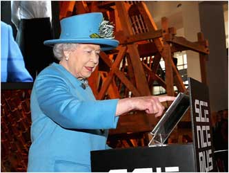 Twitter welcomes The Queen: Queen Elizabeth II tweets first time ...