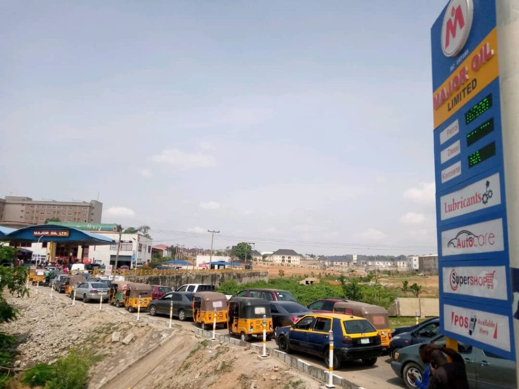 PHOTOS: Motorists groan as long queues, fuel scarcity hit Abuja - Vanguard News